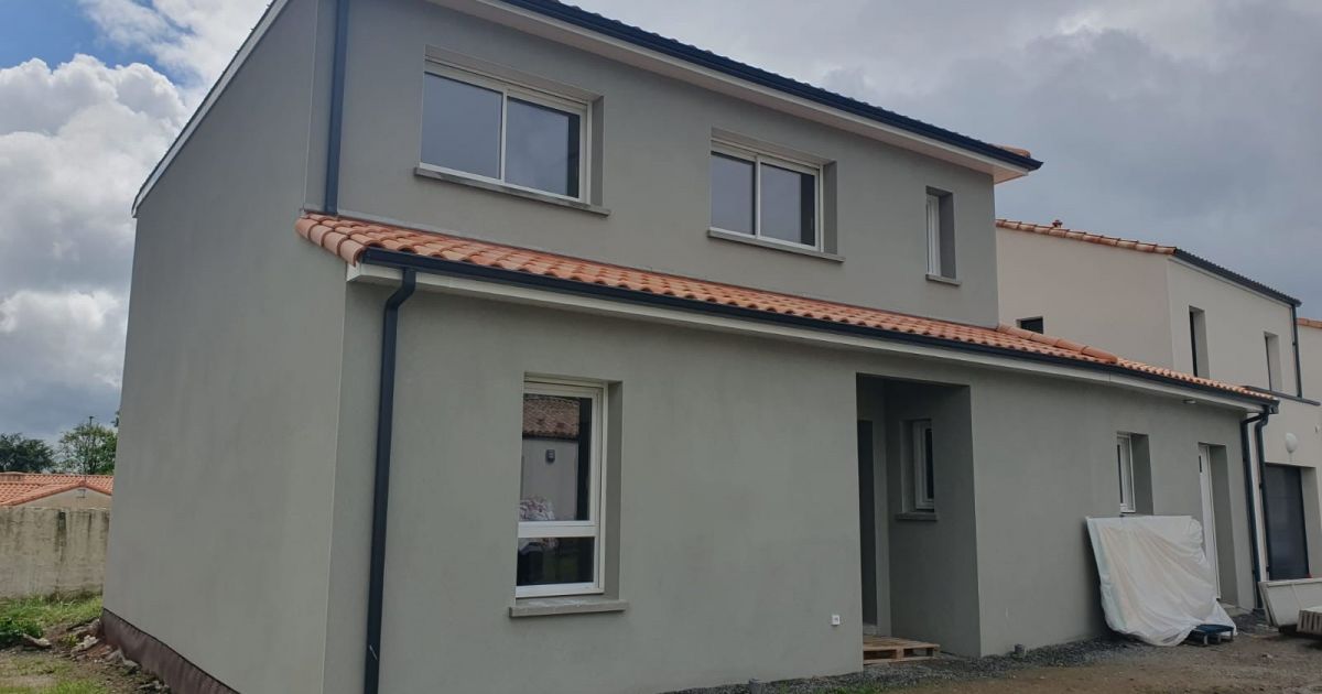 Maison à étage toit tuile